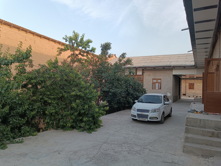 Jizzax Sh Bunyodkor MFY da hovli uy sotiladi
