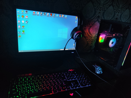 Tayyor o'yinlar va dasturlash uchun kuchli RGB PC sotiladi