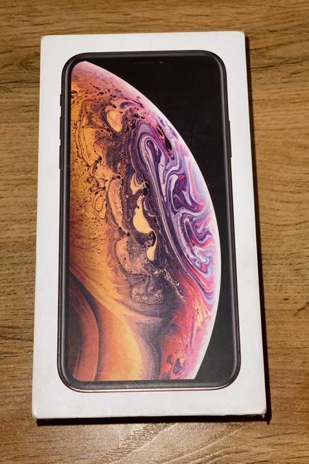 Iphone XS gold 64GB karobkasi bilan dakumenti sotiladi