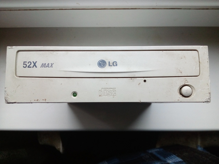 В наличии CD-ROM -отлично читающий CD-диски-торг уместен...