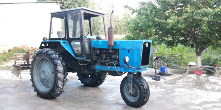 MTZ 80.0 traktor sotiladi, 3 korpusli Plugi bilan.