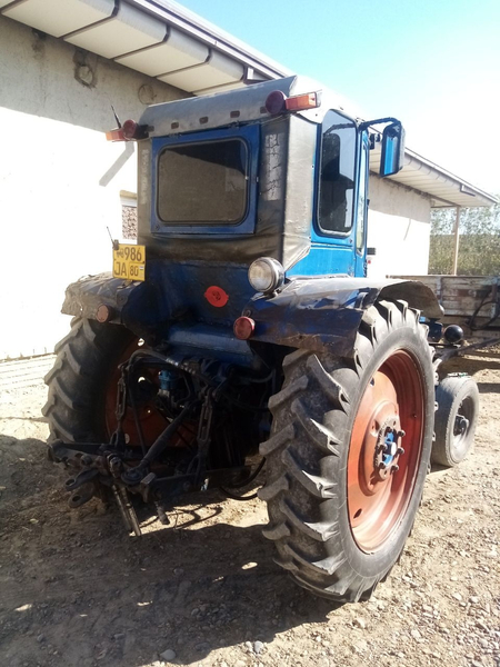 Traktor sotiladi