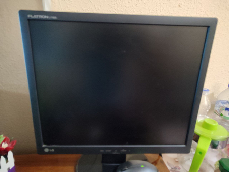 Kompyuter sotiladi komplekt  xolati yaxshi .