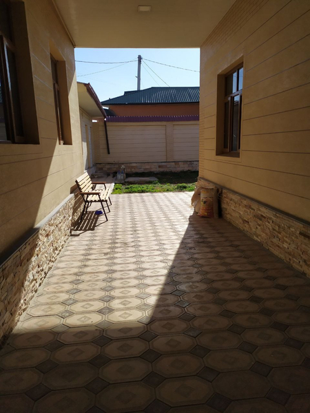 Hovli uy sotiladi