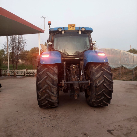 Трактор New Holland T7060