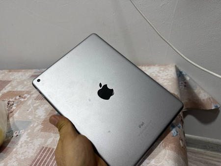 iPad 5 yaxshi holatda, chexoli ham bor. 32 gb xotira
