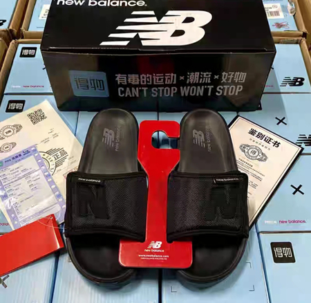 Тапочки бренда new balance 41 размер.