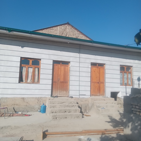 Hovli sotiladi srochno