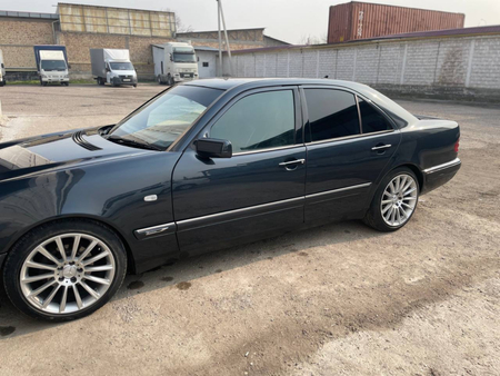 MercedesBenz  210