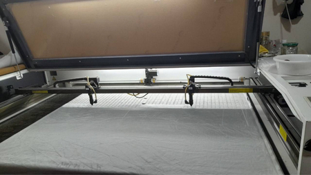 Lazer stanok. Tekstil karton qog'oz material xar xil narsalardi kesadi