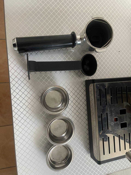 Kofe moshina sotiladi. Delonghi brend. Продается кофемашина