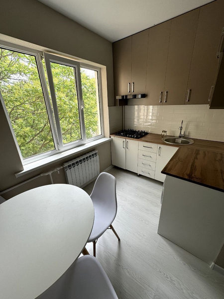 Феруза 1в2/4/5 , кирпич , балкон 2*6 , 65 000 у.е