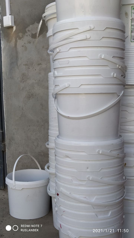 Plastmas paqirlar ( chelak ) sotiladi.