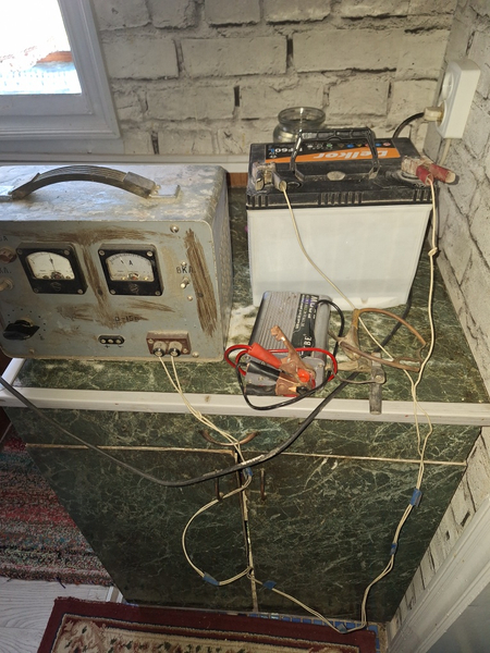 Продаётся   зарядное  устройство  для  аккумулятора. 12вольт. Авто