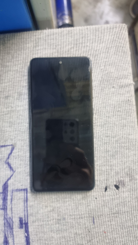 Samsung a51 holati yaxshi bitta aybi bor 250ming bilan ishi bitadi