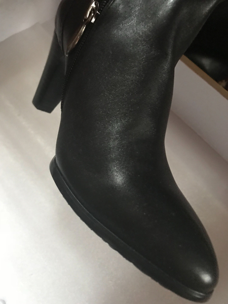 Продам новые сапоги фирмы Munz shoes