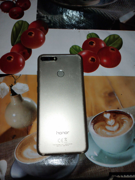 Мобильный телефон honor 7c