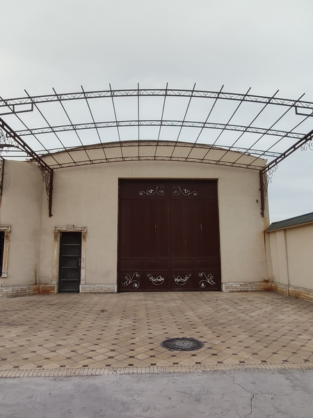 Arendaga beriladi.Katta yo'l ustida. Ximik stadioni yonida