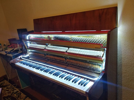 Pionina sotiladi, o'rta pedalini bosilsa gitara ovoziyam chiqadi