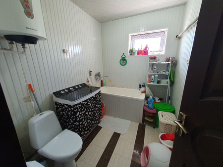 Qibray markazida 3 xonali dom sotiladi