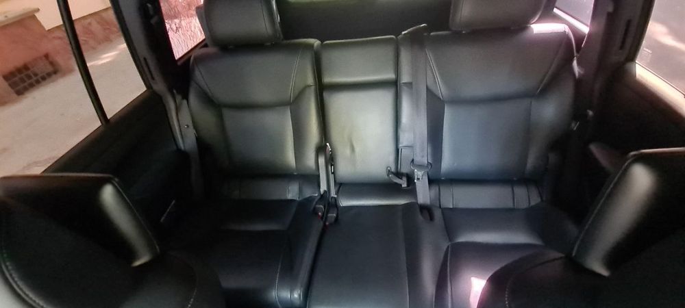 Lexus LX 570 . Белый на чёрном салоне.
