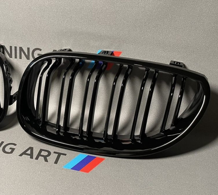 BMW Решетка радиатора БМВ E60 
Наклейки на стойки дверей на БМВ E60