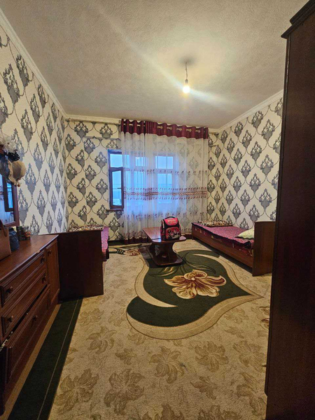 Махтумкули. Продам 4 комнатную квартиру на 4 этаже 7 этажного дома