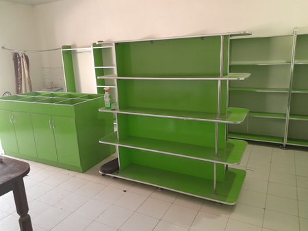 Veterina va kiyim kechak dokoni uchun moljallangan mebellar sotiladi