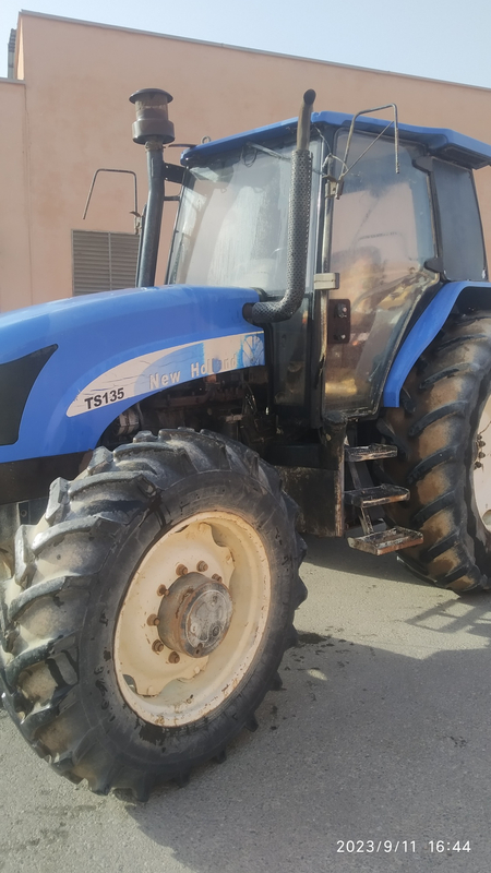 Traktor New Holland sotiladi. 150 mln