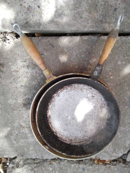 продаю сковороды, сковородки, б/у, сост хорошее, 3 шт
