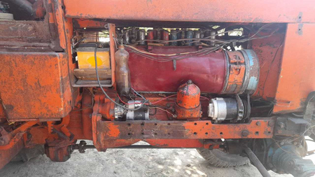 Traktor t40 qizil