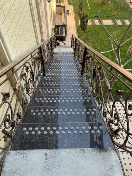 Качественная отделка фасадов камнем. Камины,столешницы из камня.