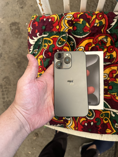 Iphone xr 15 pro  128 g korpusli karopka dak bor ideal holatda