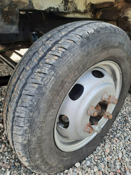Gazel Furgon 2000yil rangi oq 7.500$ Srochni Sotiladi Motor 24.10 Moy