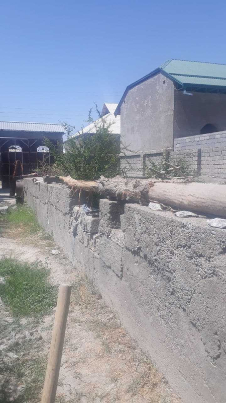 Uy sotiladi Kitob shaxrida Stadion orqasida 10 sotix