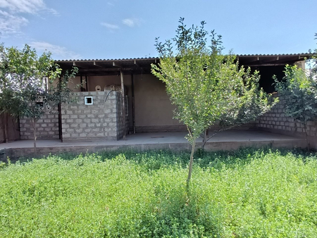 Hovli uy sotiladi