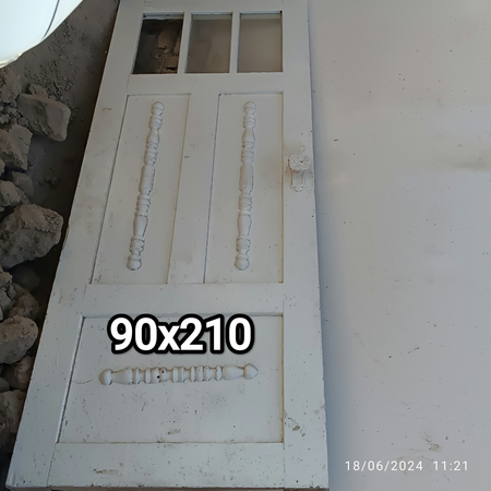 Sifatli eshiklar yuvib tozalab sotiladi.