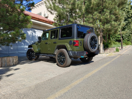 Продается JEEP WRANGLER SAHARA 2023 г.в.