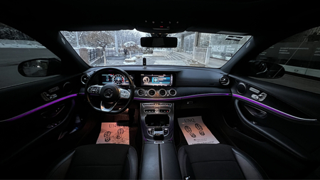 •Mercedes-Benz E200•