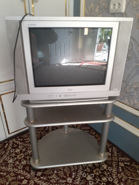 Продам телевизор с подставкой