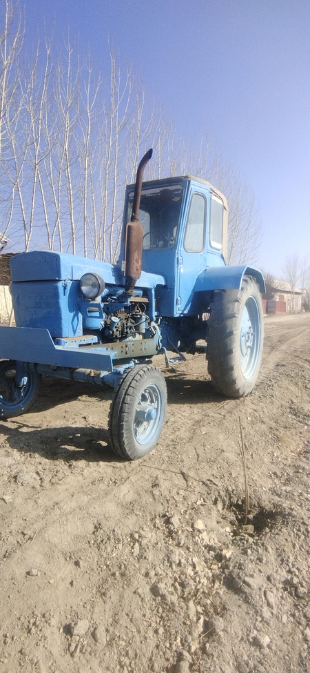Traktor  sotiladi