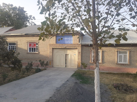 Hovli uy sotiladi