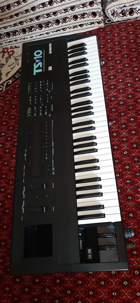 Ensoniq ts10   99% yangi xolatda.