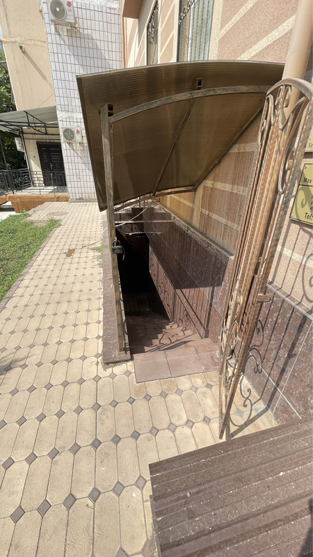 Сдается офис со складом в полуподвальном помещении