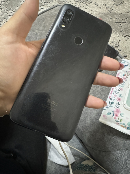 Redmi 7 sotiladi. Bez karobka. Xolati oʻrta