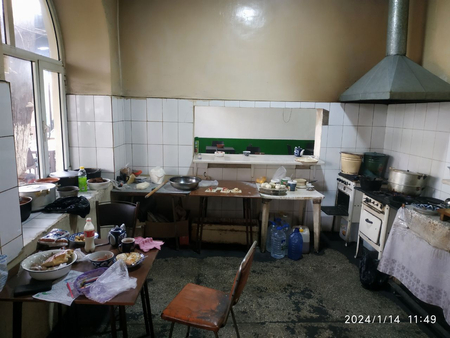 Срочно,своя столовая,возле ТТЗ базара,общ 83кв, помещение 40кв