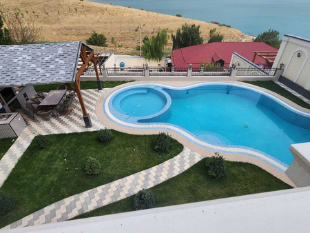 Добротный особняк в красивом месте.