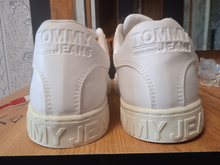 Tommy Hilfiger oyoq kiyimi sotiladi