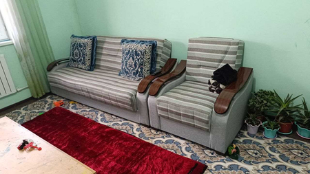 Продаю мебель комплект, уголок кухонный и офисный парта, кресло