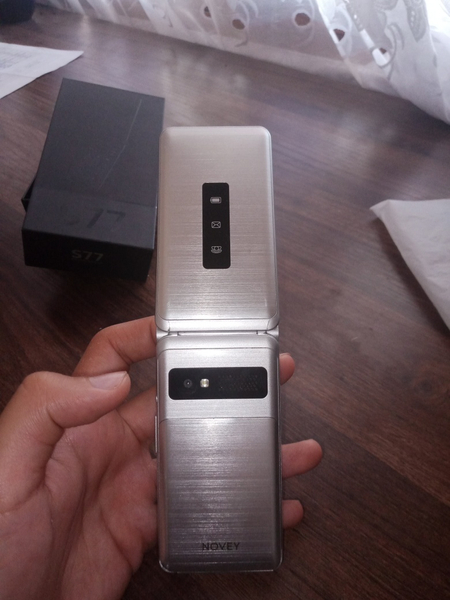 Novey s 77 flip telefon